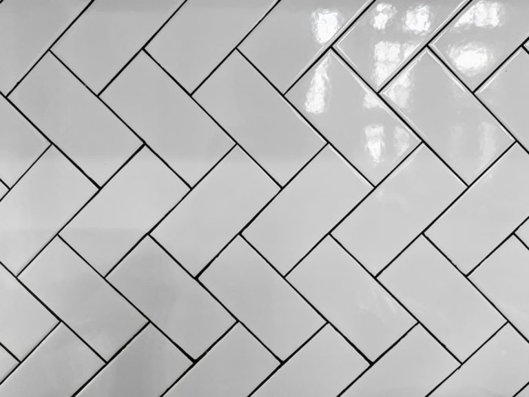 Black Grout on White Tiles: 15 Ideas for a Timeless Design