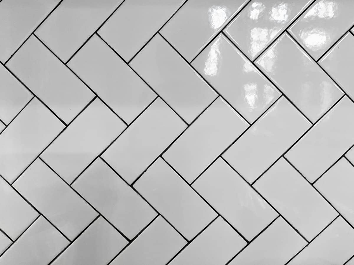 Black Grout on White Tiles: 15 Ideas for a Timeless Design