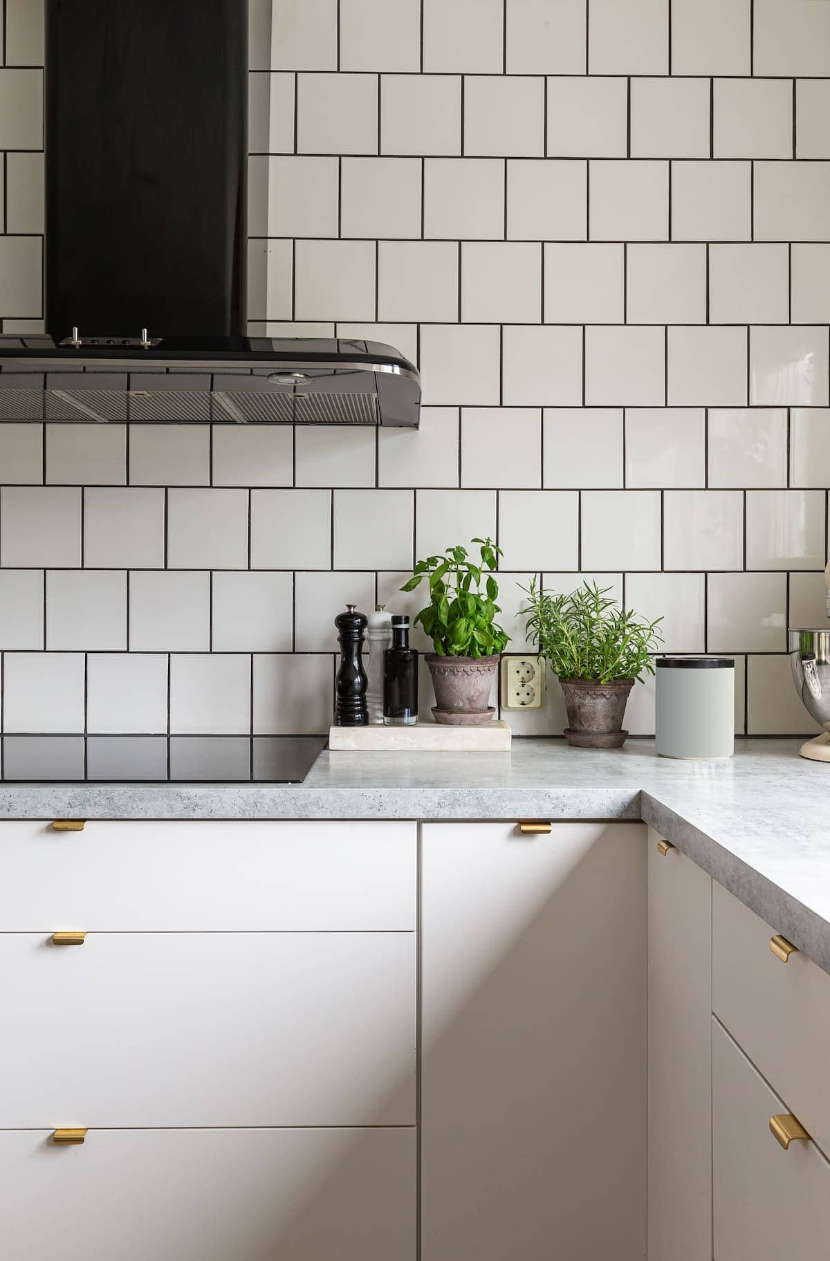 Black Grout on White Tiles: 15 Ideas for a Timeless Design