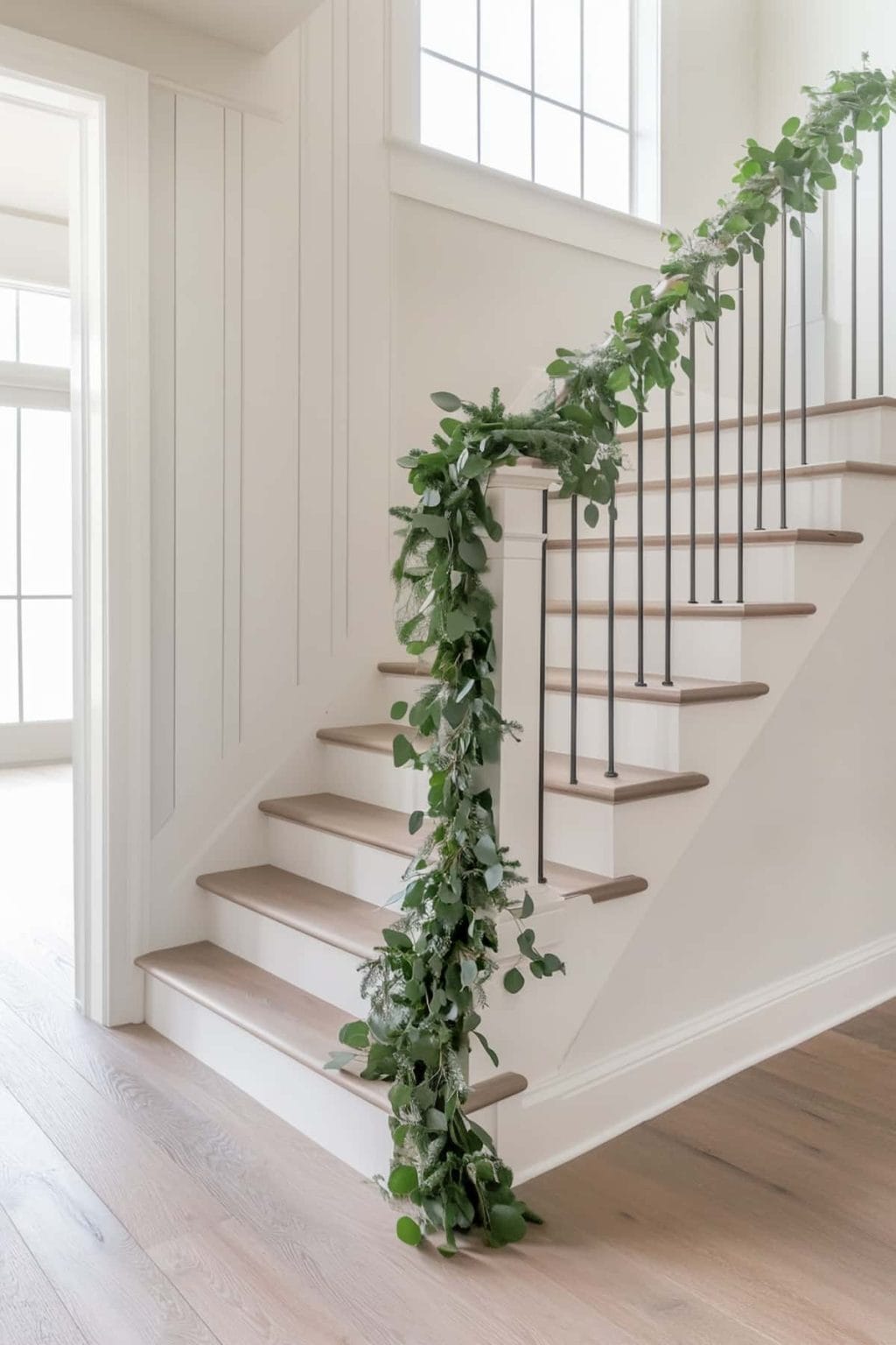 31 Stunning Christmas Garland Designs on Stairs
