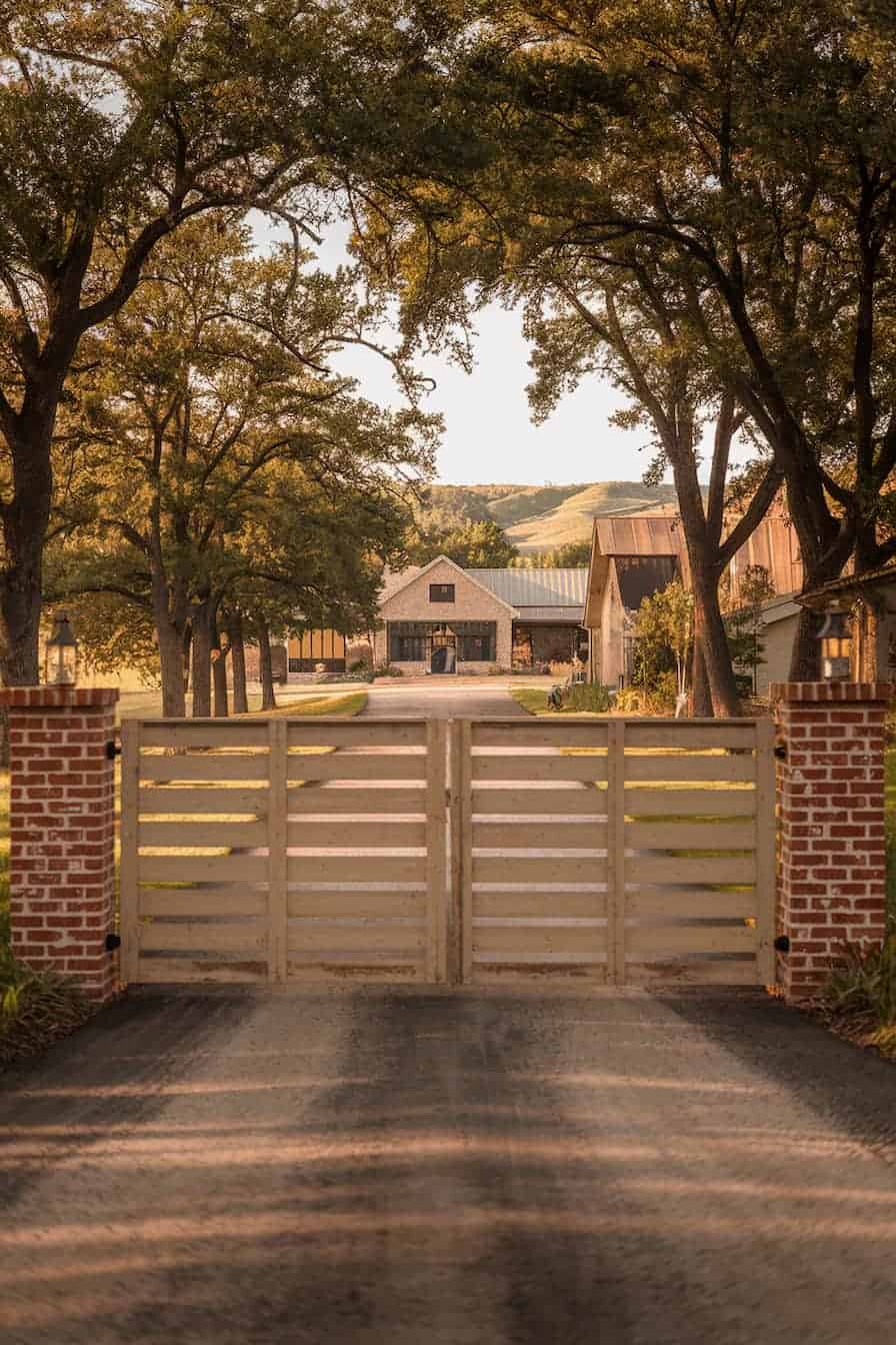 22 Farmhouse Driveway Entrance Ideas That Offer a Warm Welcome