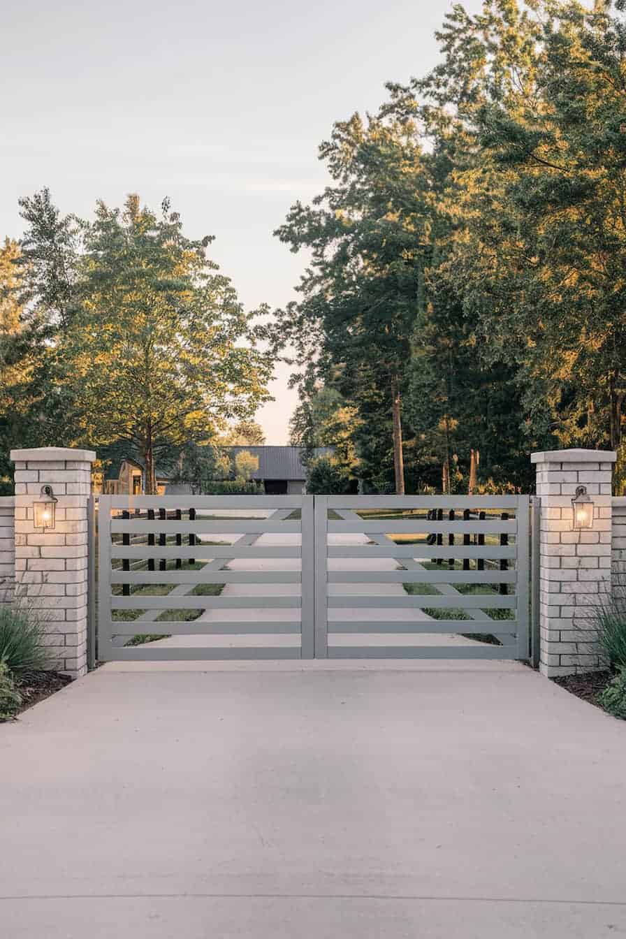 22 Farmhouse Driveway Entrance Ideas That Offer a Warm Welcome