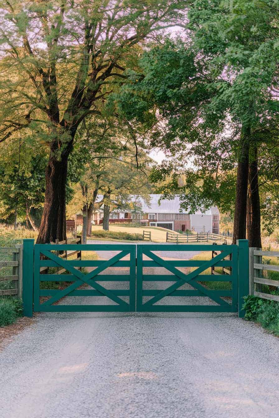 22 Farmhouse Driveway Entrance Ideas That Offer a Warm Welcome