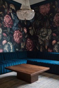 25 Moody Living Room Ideas for a Dramatic Space