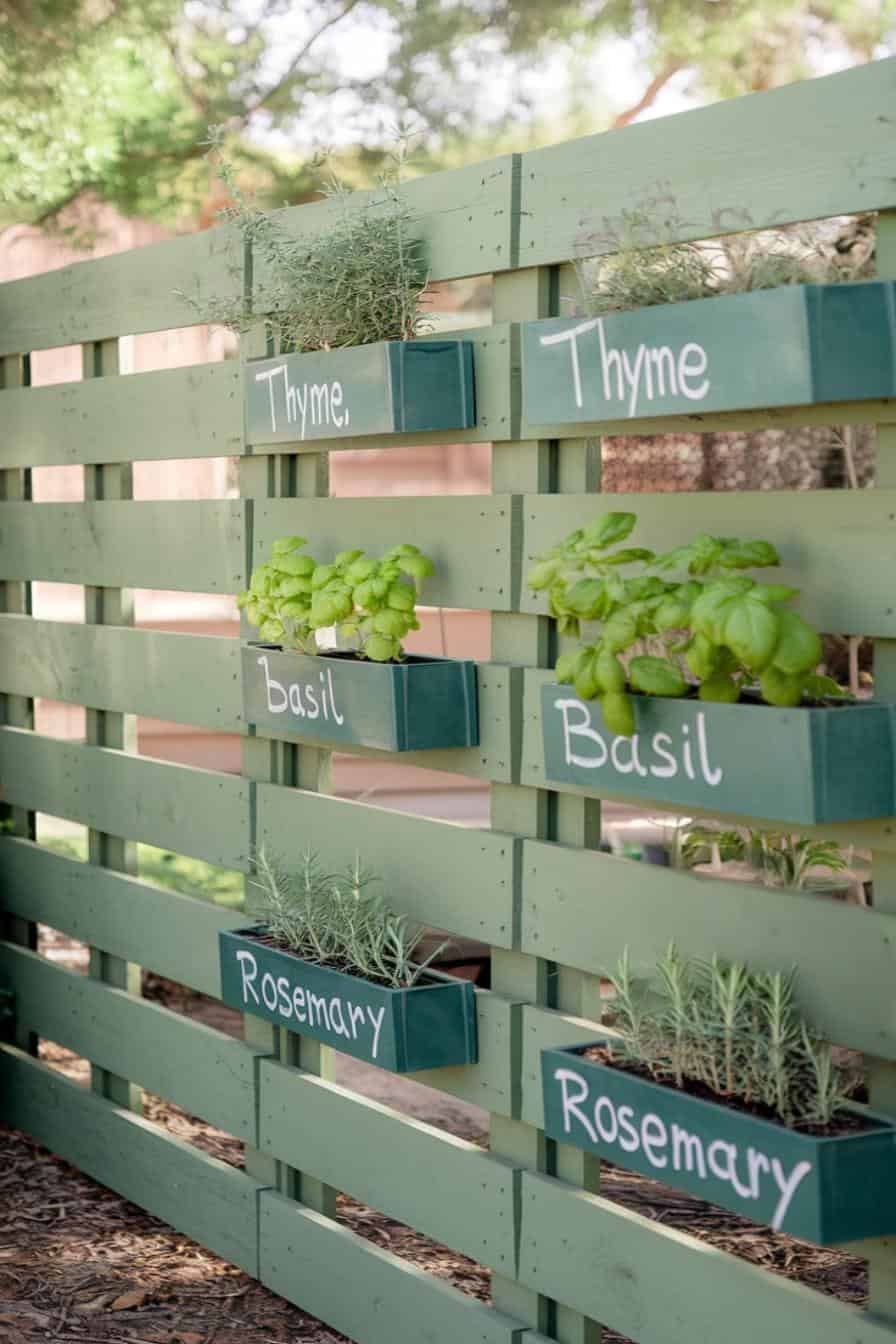 30 Stylish Pallet Fence Ideas for a Beautiful and Functional Yard